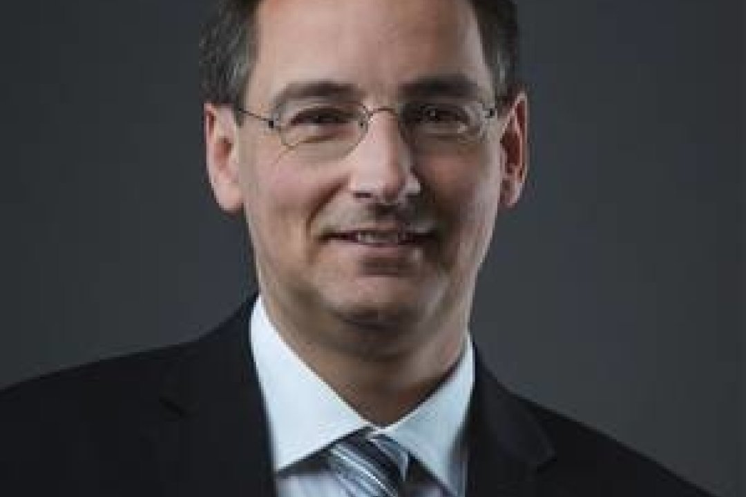 Thomas Egger succède officiellement à Roberto Schmid sous la | Rhône FM