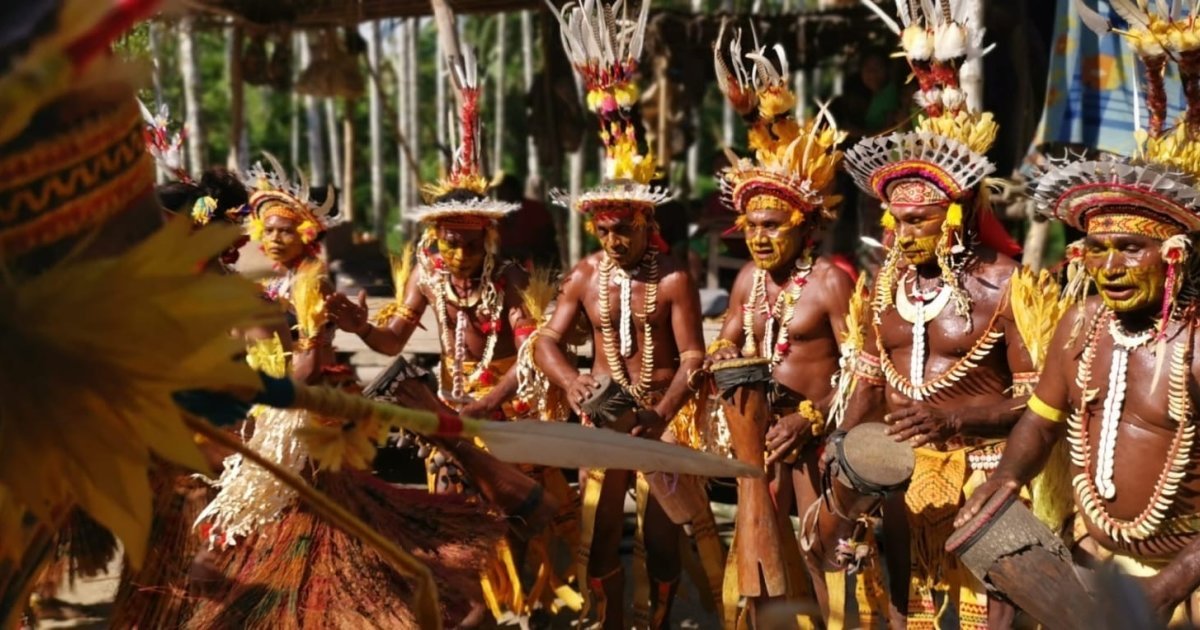 Des Valaisannes organisent la venue de danseurs papous pour une | Rhône FM
