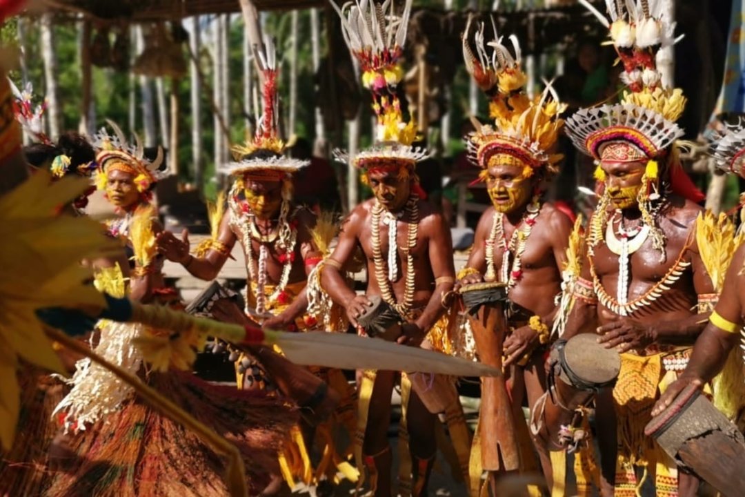 Des Valaisannes organisent la venue de danseurs papous pour une | Rhône FM