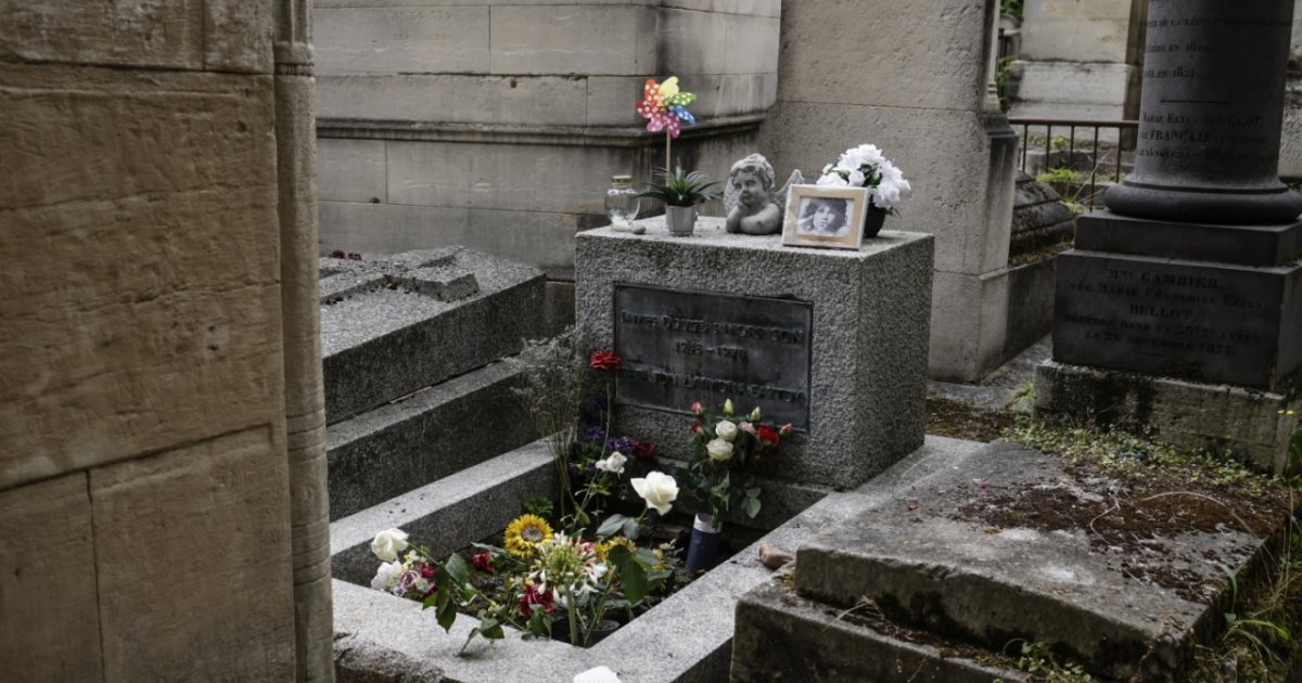 Plus de 30 ans après, le buste de la tombe de Jim Morrison | Rhône FM